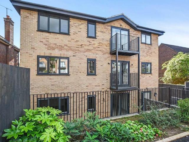 West Wycombe Road, High Wycombe. 2 bed apartment to rent £1,700 pcm £392 pw