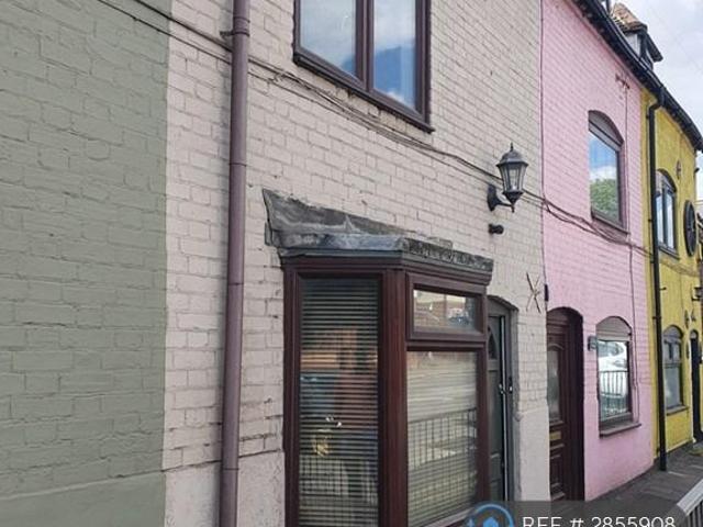 West Wycombe Road, High Wycombe, HP12 2 bed terraced house to rent £1,325 pcm £306 pw