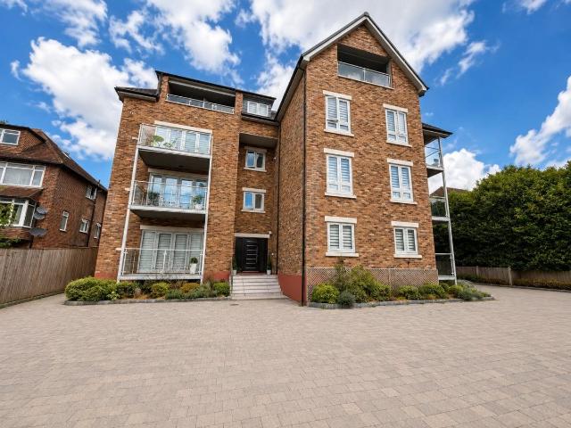 West Wycombe Road, High Wycombe HP12, 2 bed flat to rent, £1,750 pcm | PrimeLocation