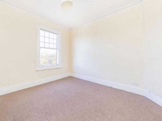 Westcombe Hill, London SE3 2 bed flat to rent £1,800 pcm £415 pw