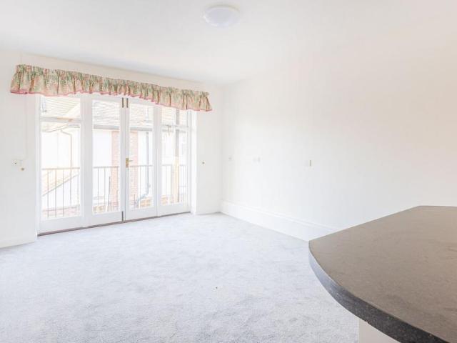Westcombe Park Road, Blackheath. 1 bed flat to rent £1,425 pcm £329 pw