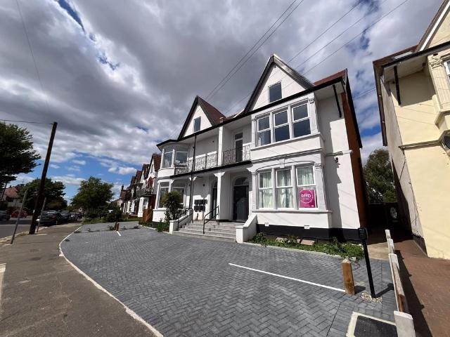 Westcliff on Sea SS0 3 bed apartment to rent £1,700 pcm £392 pw