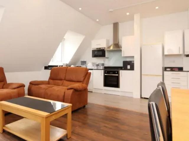 Westbound Platform 2, Bounds Green Road, London, N11 2EX, United Kingdom | Room for rent #154574541 | Rentberry