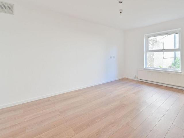 Westbourne Drive, Forest Hill. 1 bed flat to rent £1,650 pcm £381 pw