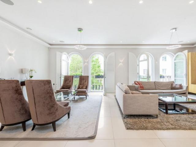 Westbourne Gardens, Bayswater. 3 bed flat to rent £13,640 pcm £3,148 pw