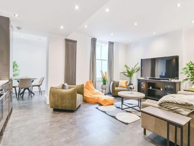 Westbourne Gardens, Notting Hill. 2 bed flat to rent £5,634 pcm £1,300 pw