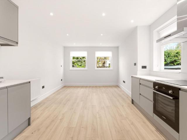 Westbourne Grove, London W2 1 bed flat to rent £3,250 pcm £750 pw