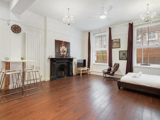 Westbourne Grove, London W2 Studio to rent £2,500 pcm £577 pw