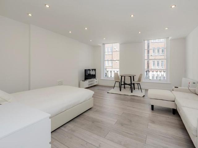 Westbourne Grove Terrace, London, W2 Studio to rent £2,100 pcm £485 pw