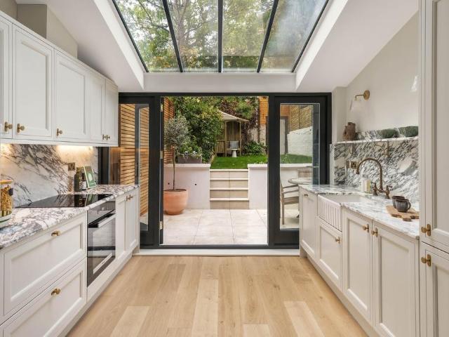 Westbourne Park Road, Notting Hill. 2 bed flat to rent £7,500 pcm £1,731 pw