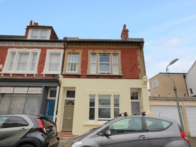 Westbourne Place, Hove 1 bed ground floor flat to rent £1,275 pcm £294 pw