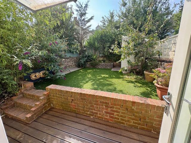 Westbourne Street, Hove BN3 2 bed flat to rent £1,795 pcm £414 pw