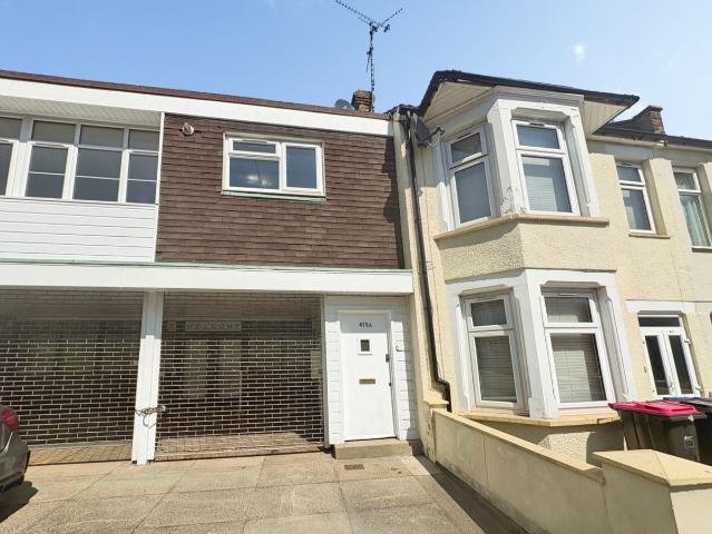 Westborough Road, Westcliff On Sea SS0, 2 bed flat to rent, £1,400 pcm | PrimeLocation