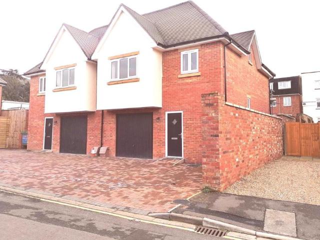 Westbeech Court, Banbury, OX16 4 bed house to rent £2,300 pcm £531 pw