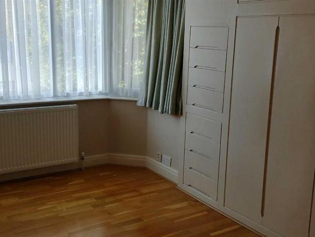 Westbury Avenue, Southall 3 bed terraced house to rent £2,100 pcm £485 pw