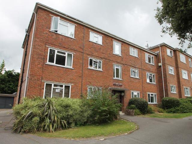 Westbury Court Ashley Cross Poole. 2 bed flat to rent £1,050 pcm £242 pw
