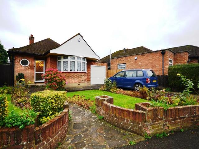 Westbury Close, Ruislip, HA4 2 bed bungalow to rent £1,850 pcm £427 pw