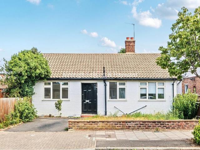 Westbury Road, Beckenham, BR3 2 bed bungalow to rent £2,250 pcm £519 pw