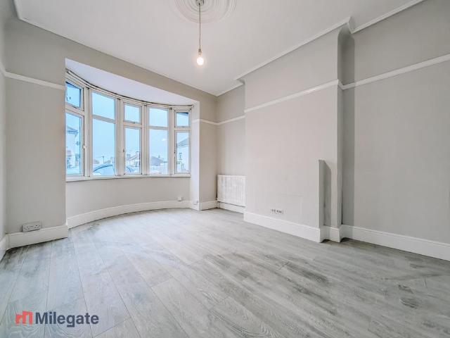 Westbury Road, Southend On Sea SS2 2 bed flat to rent £1,145 pcm £264 pw