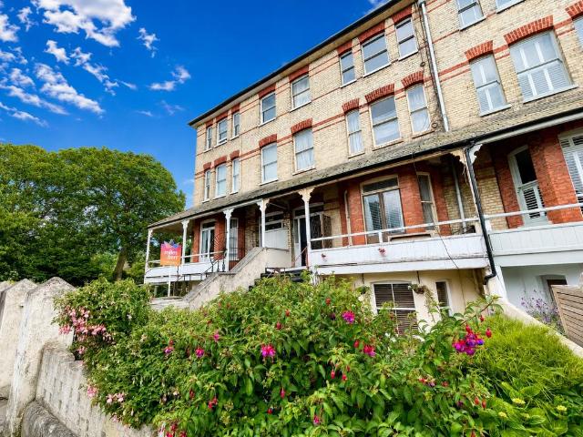 Westgate Bay Avenue, Westgate, Kent, CT8 2 bed flat to rent £1,000 pcm £231 pw