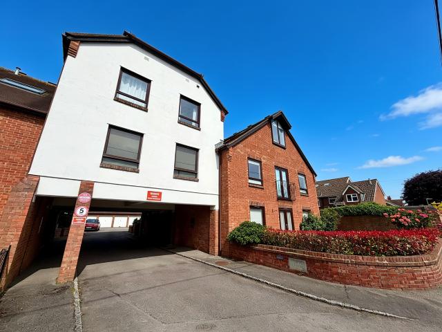 Westgate Court, Croft Road, Thame, Oxon OX9, 2 bed flat to rent, £1,450 pcm | PrimeLocation