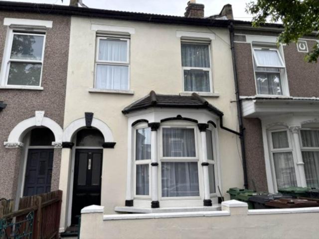 Westdown Road, London, E11 4 bed house to rent £2,700 pcm £623 pw