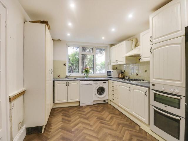 Westdean Close, London, SW18 3 bed terraced house to rent £2,600 pcm £600 pw