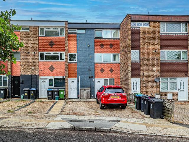 Westerdale, Hemel Hempstead HP2, 3 bed flat to rent, £1,700 pcm | PrimeLocation