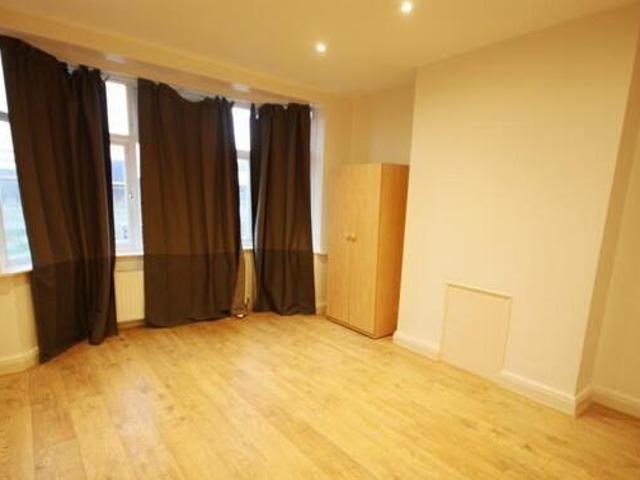 Western Avenue, Acton, 2 Bedroom Flat