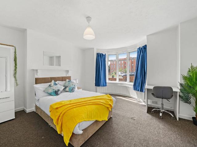 Western Avenue, Acton W3, 1 bed detached house to rent, £975 pcm | PrimeLocation