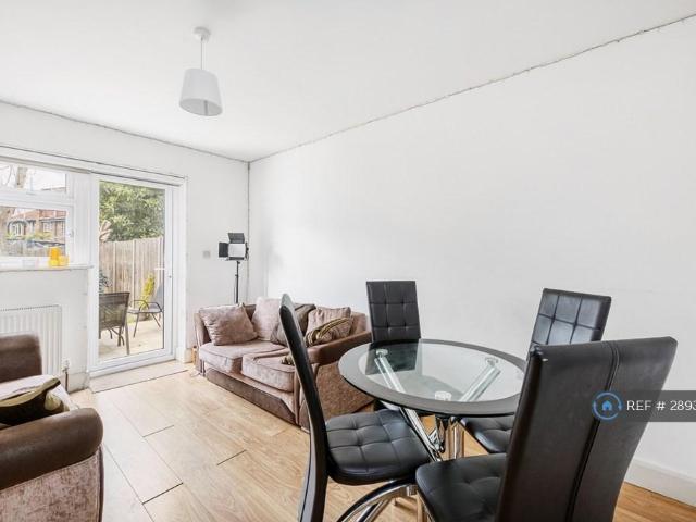 Western Avenue, London, W3 3 bed flat to rent £2,700 pcm £623 pw