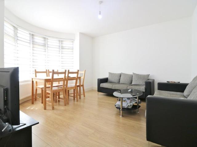 Western Avenue, London, W3 3 bed flat to rent £2,700 pcm £623 pw