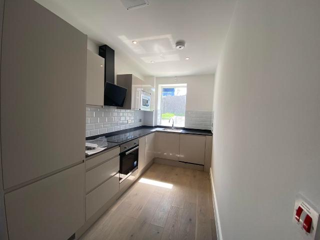 Western Avenue, London W3, 1 bed flat to rent, £1,750 pcm | PrimeLocation