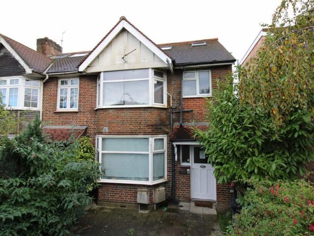 Western Avenue, London W3 2 bed flat to rent £2,100 pcm £485 pw