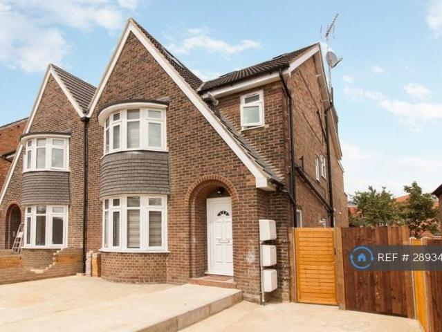 Western Avenue, London, W3 5 bed flat to rent £4,500 pcm £1,038 pw