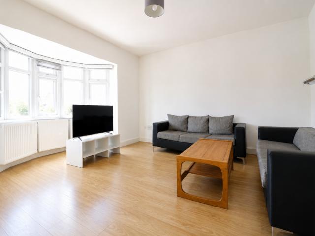 Western Avenue, London, W3 5 bed maisonette to rent £4,500 pcm £1,038 pw