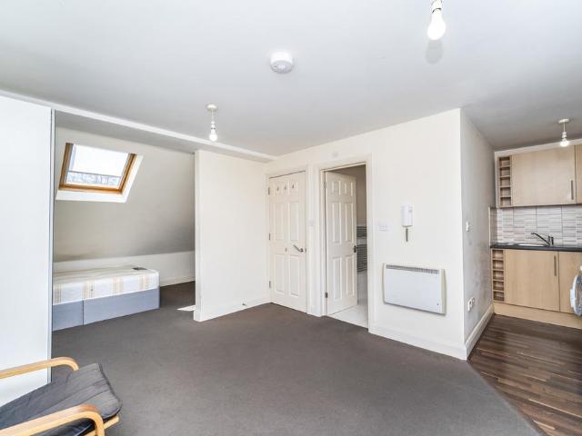 Western Avenue, London, W3 Studio to rent £1,375 pcm £317 pw