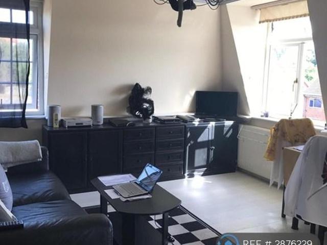 Western Avenue, London, W5 1 bed penthouse to rent £1,950 pcm £450 pw