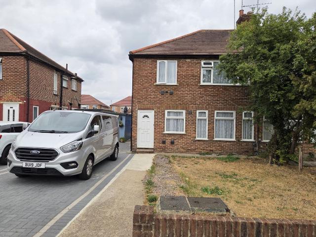 Western Avenue, Perivale UB6, 2 bed flat to rent, £1,800 pcm | PrimeLocation