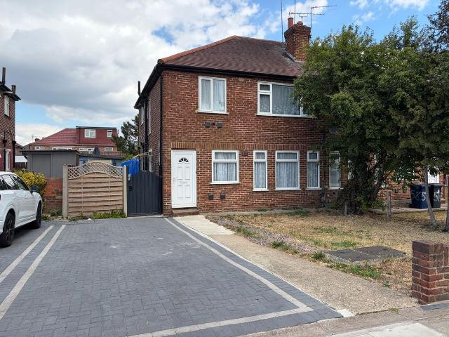 Western Avenue, Perivale, Greenford UB6, 2 bed maisonette to rent, £1,795 pcm | PrimeLocation