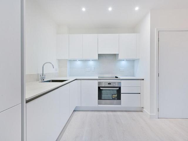 Western Circus, East Acton, London, W3 2 bed flat to rent £2,500 pcm £577 pw