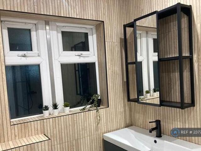 Western Court, London, 3 Bedroom Flat