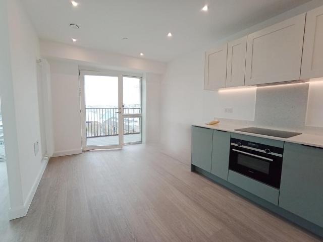 Western Gateway London E16 Studio to rent £2,000 pcm £462 pw