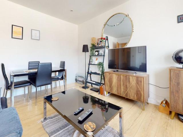 Western Road 1 bed flat to rent £1,600 pcm £369 pw