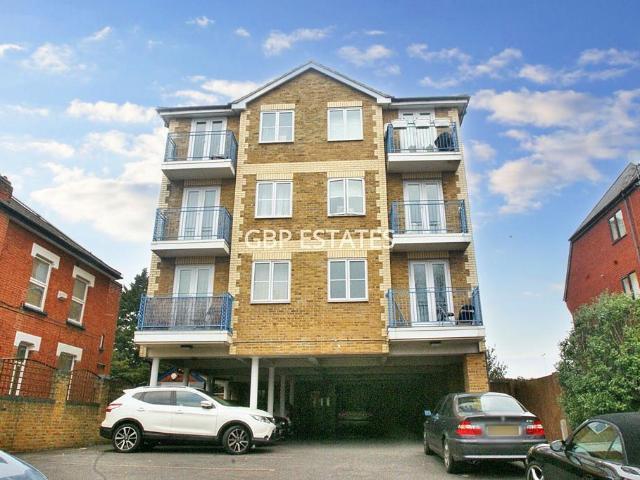 Western Road, Chipping Lodge, RM1 2 bed flat to rent £1,650 pcm £381 pw