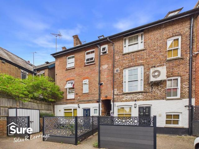 Western Road, Tring, Hertfordshire. 1 bed flat to rent £1,050 pcm £242 pw