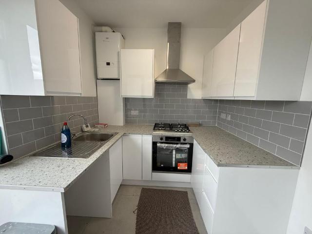 Western Road, UB2 3 bed flat to rent £2,500 pcm £577 pw