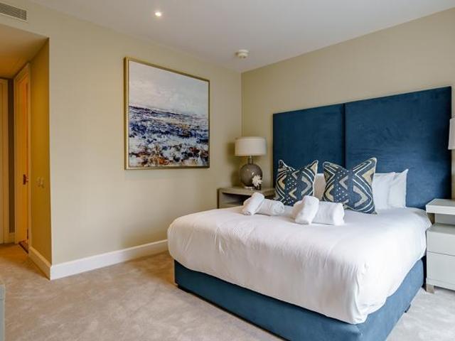 Westferry Circus, London E14 2 bed apartment to rent £4,160 pcm £960 pw