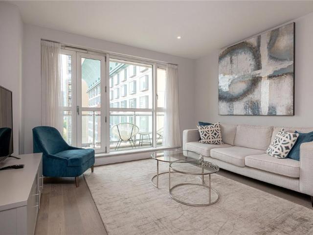 Westferry Circus, London, E14 2 bed apartment to rent £4,160 pcm £960 pw