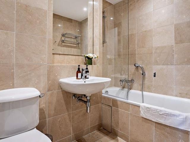 Westferry Circus, London E14 2 bed house to rent £3,935 pcm £908 pw